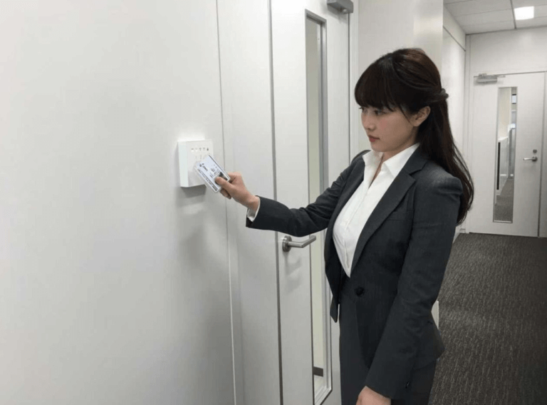 胸が大きくてリクルートスーツが合わない！就活で失敗しないスーツの選び方 - Ranun Miiro（ラナンミイロ）